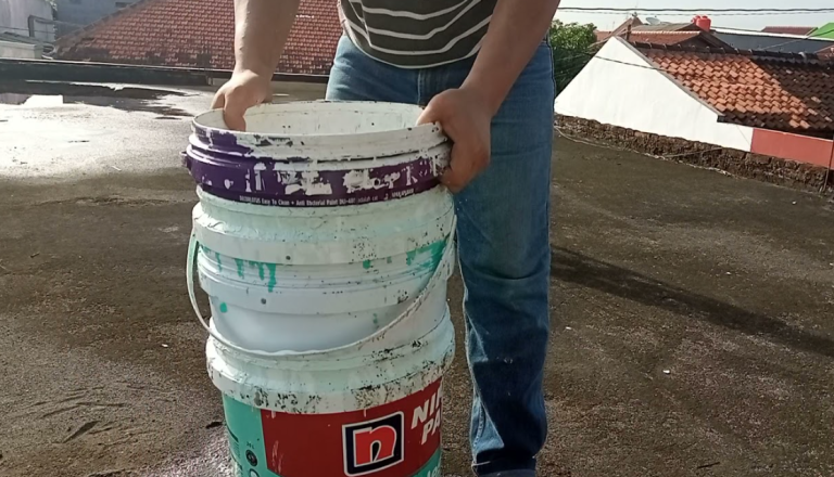 Cara Praktis Membuat Komposter Mini dari Ember Bekas